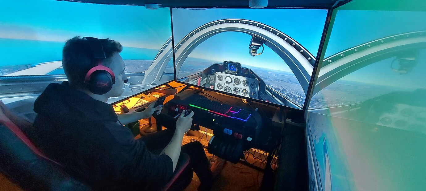 Home Cockpit with 3 Displays and Mockup Cabin - Advice - Home Cockpit ...