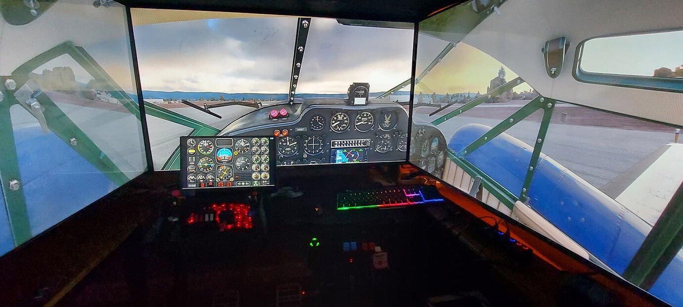 Home Cockpit with 3 Displays and Mockup Cabin - Advice - Home Cockpit ...