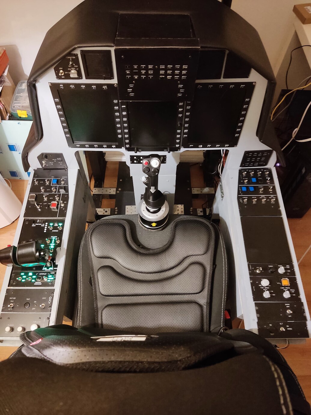 Home Cockpit with 3 Displays and Mockup Cabin - Advice - Home Cockpit ...