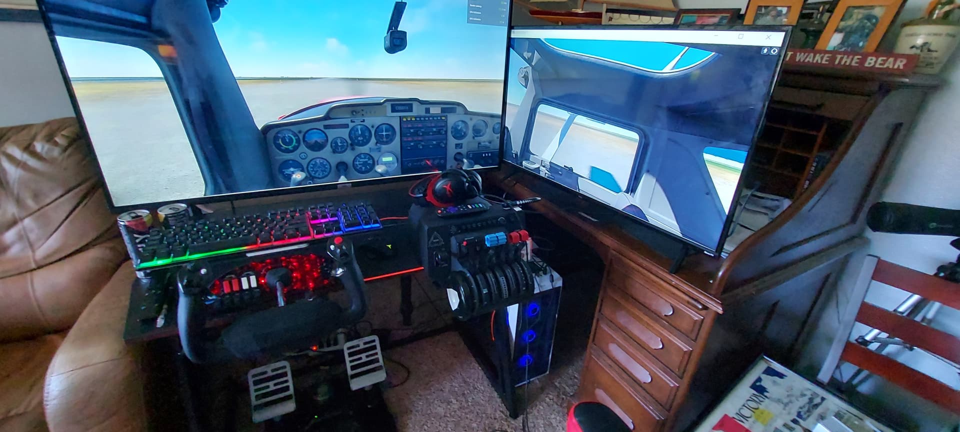 Home Cockpit with 3 Displays and Mockup Cabin - Advice - Home Cockpit ...